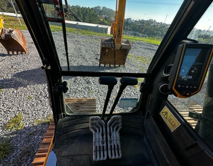 ESCAVADEIRA JCB 20 TON. MODELO: JS220LC - Minnera - Equipamentos