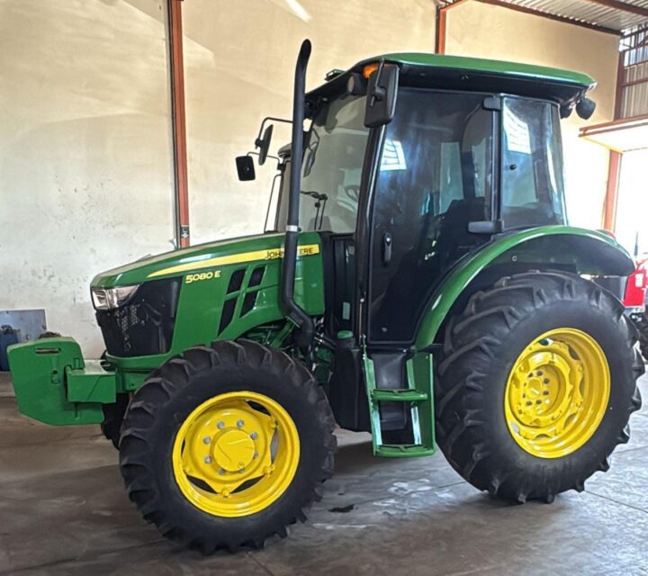 Trator John Deere 5080E 4x4 (80cv) - Ano 2022 - Minnera - Equipamentos